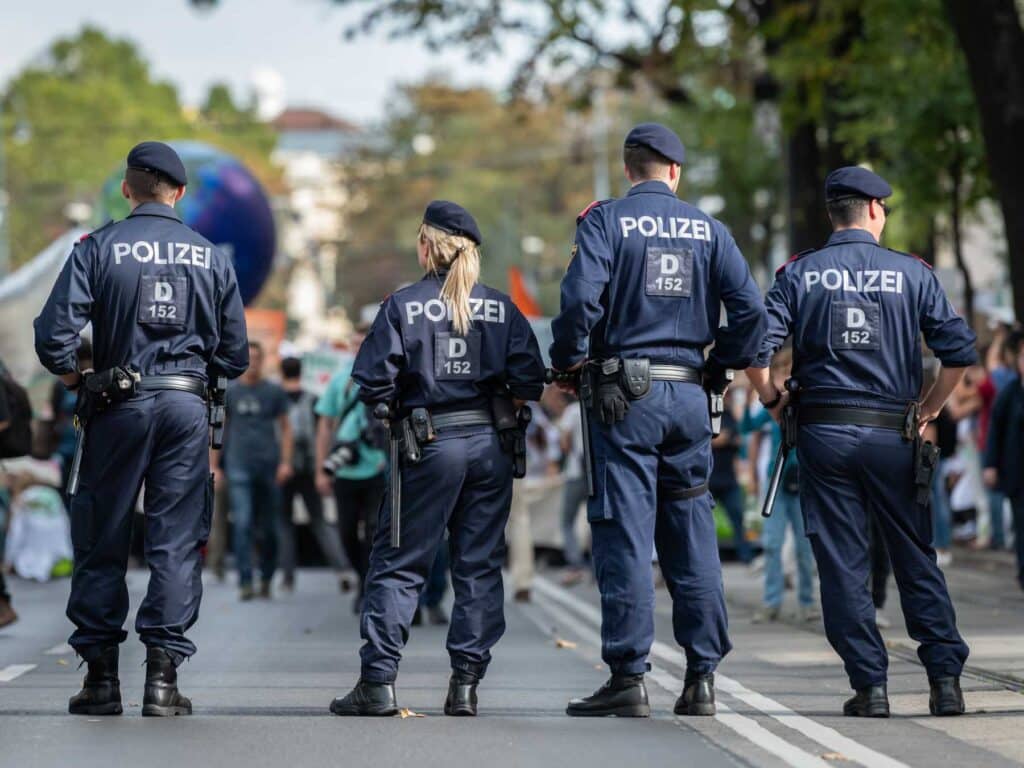 Bewerbung Bundespolizei: Karriere machen im Vollzugsdienst | Plakos