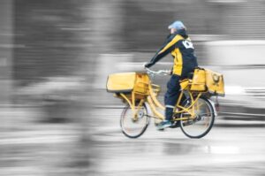 Postbotin / Postbote werden: Infos zum Beruf | Plakos